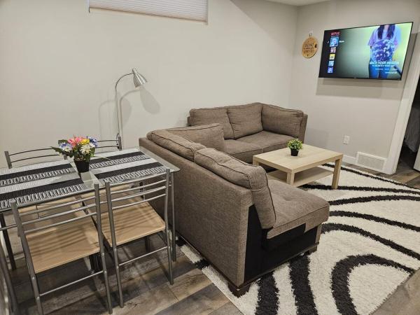 2-bedroom Private Entrance Suite With Full Kitchen - Calgary