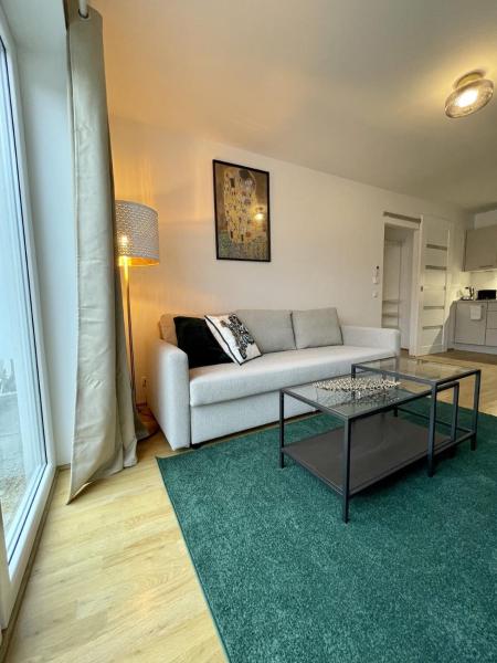 Das Kunsthaus Und Hundertwasserhaus Nebenan L Hg26 - Schwechat