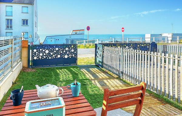 2 Bedroom Cozy Home In Jullouville - France