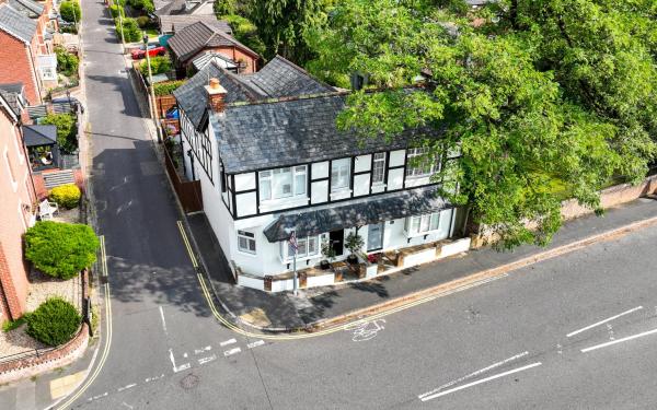 Corner Cottage - Character, Charm, Great Location. - Ringwood
