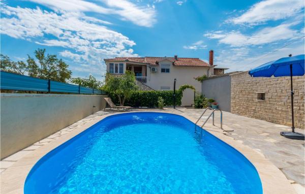 3 Bedroom Amazing Apartment In Banjevci - Murter