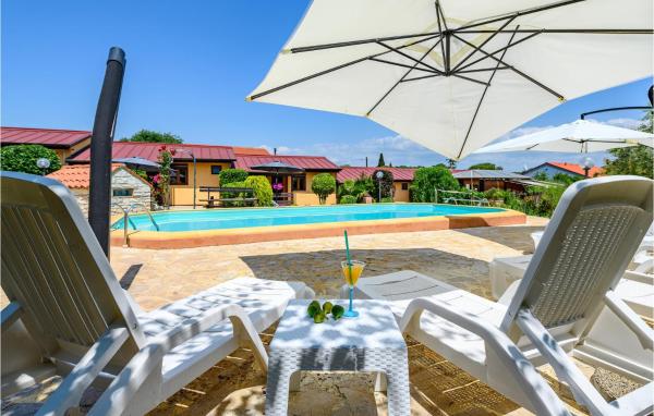 Awesome Apartment In Rovinjsko Selo - Bale