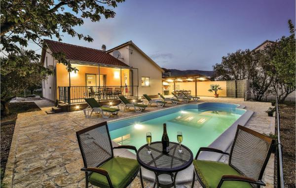 Three-bedroom Holiday Home In Kastel Stafilic - Split