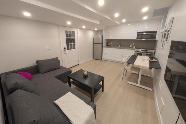 Elegant & Stylish Apartments With Private Entrance & Parking - Markham