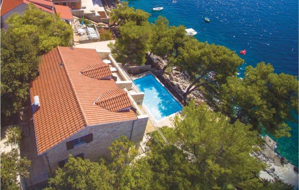 Six-bedroom Holiday Home In Prizba - Smokvica