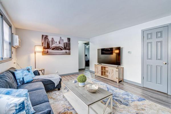 Modern 2 Br Elmwood Park Condo - Elmhurst, IL