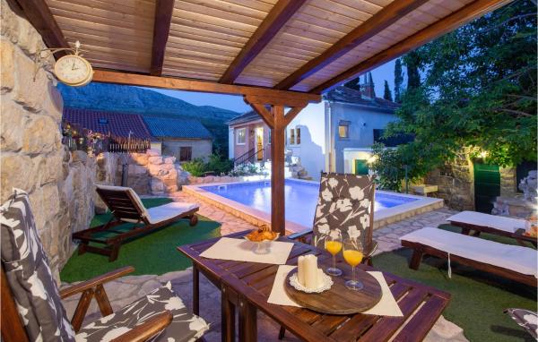 Gorgeous Home In Srinjine - Podstrana