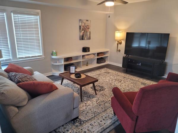 Mid-century Vintage Apartment - Minnesota