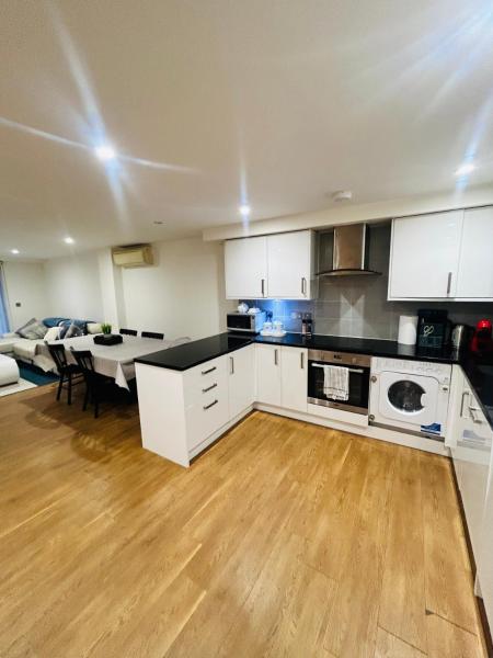 Modern 2 Bed 2 Bath Apartment With Outdoor Space Hyde Park - The Warwick Castle