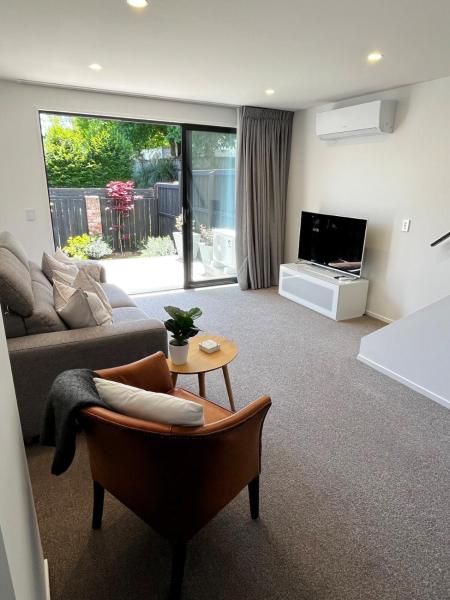 New 2bed2bath Townhouse With Parking By Hagley Park - Lincoln