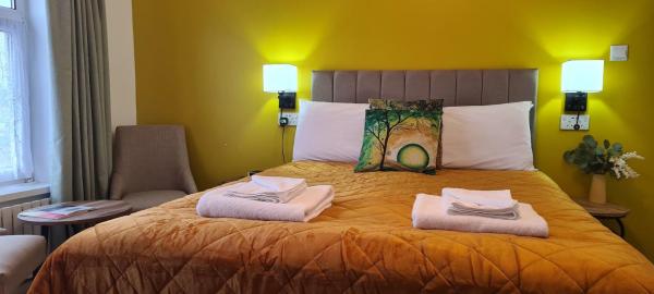 The Torland - Paignton Seafront - Free Parking, All Rooms En-suite - Brixham