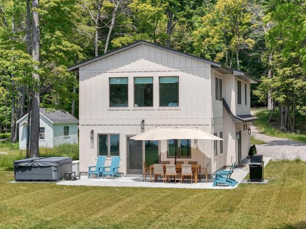 Dune View Cottage On Little Glen - Glen Arbor, MI