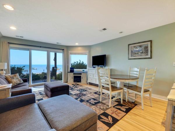 Beach 107 Luxury Condo On The Beach - Traverse City, MI