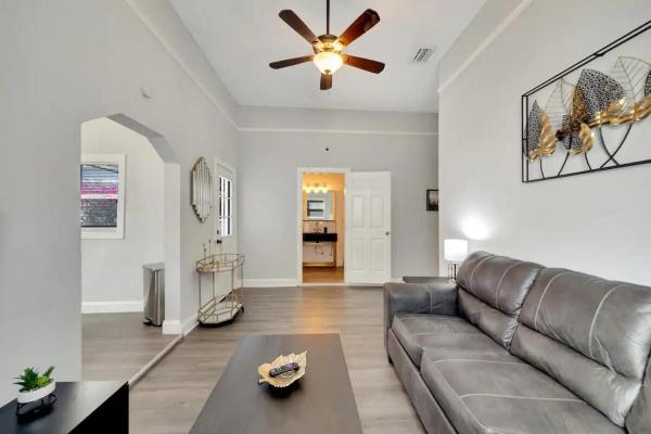 Versatile Home With Extra Living - Tampa, FL