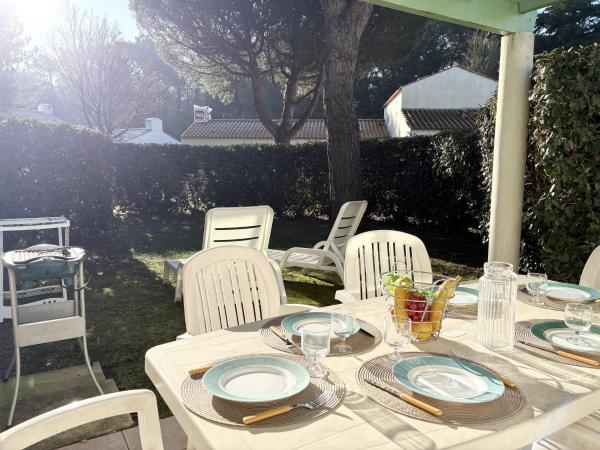 Maison De Vacances 2 Chambres Avec Jardin, Terrasse Ensoleillée Et Parking, Au Calme Et Boisée - Fr-1-323-541 - Saint-Jean-de-Monts