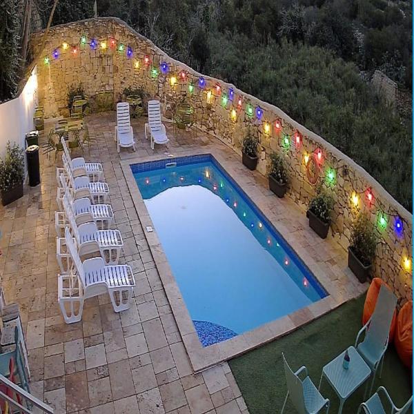 Follow The Sun Boutique Hostel - Pool, Breakfast & Sea Views - Valletta