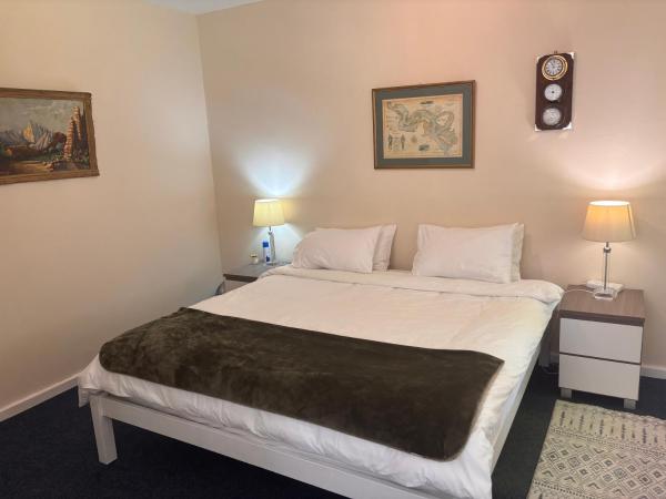 Adorable 1 Room Cottage With Secure Parking - Cape Town