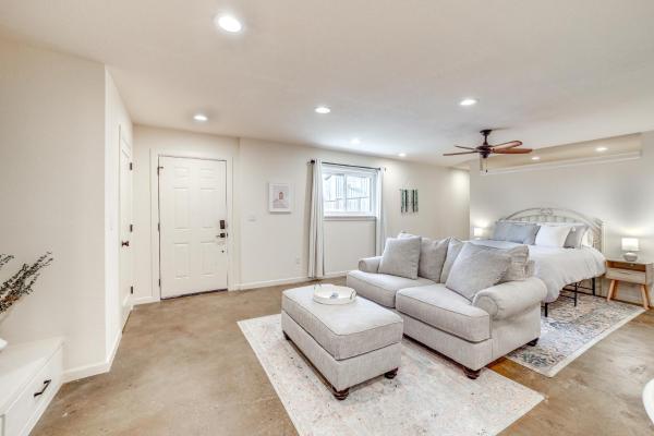 Central And Modern Studio With Workspace In Owasso! - Owasso, OK