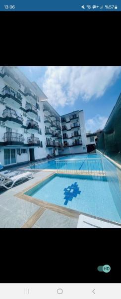 Centre Side Pool Suite - Side
