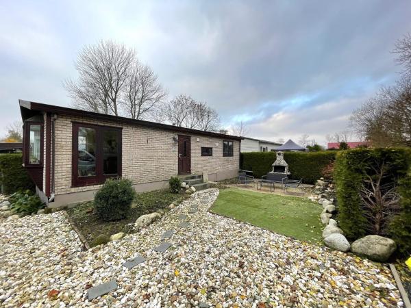 Chalet In Tzummarum Near Frisian Countryside - Franeker