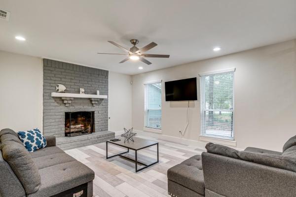 3 Mi To The Woodlands Warm And Welcoming Home! - The Woodlands, TX