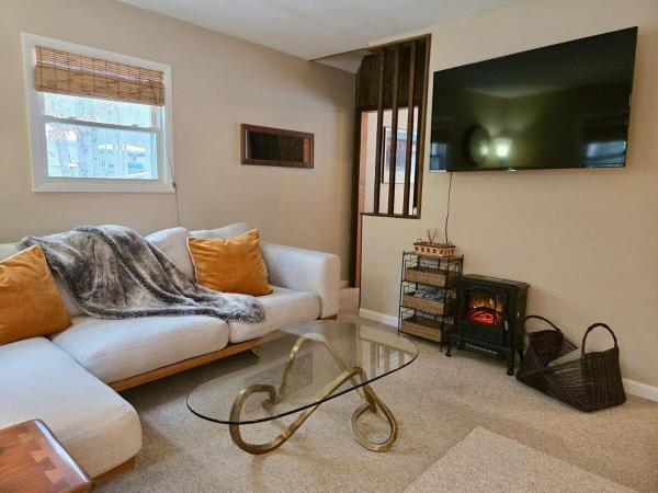 Charming, Pet-friendly Lake Front Retreat Wifi - Bethel