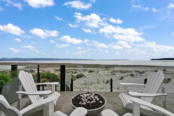 Saratoga Beachfront Villa - British Columbia