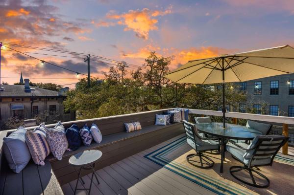 Penthouse! Rooftop Deck Movie Room Walkable-4 - Savannah, GA