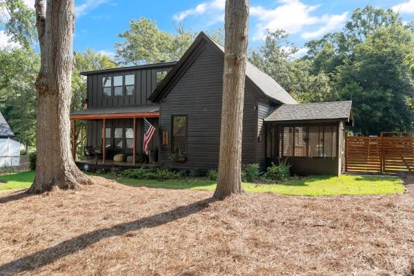 Midnight Sanctuary At Mystic Falls - 3 Bedrooms And 2 Bathrooms 1 Mile From Clocktower, Mystic Grill And The Square - Covington, GA