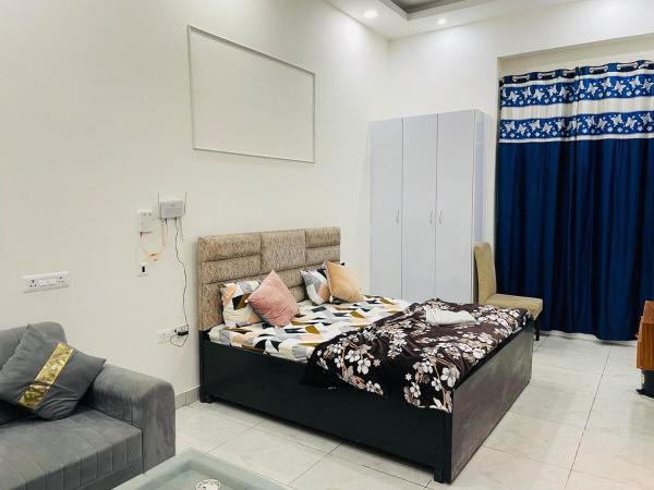 Praavi Homes Luxurious Studio - ノイダ