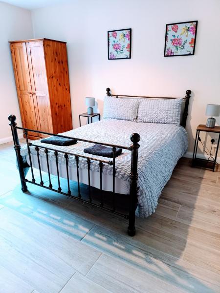 City Centre Modern Ground Floor Apartment - Free Parking - Sleeps 6 - Belfast