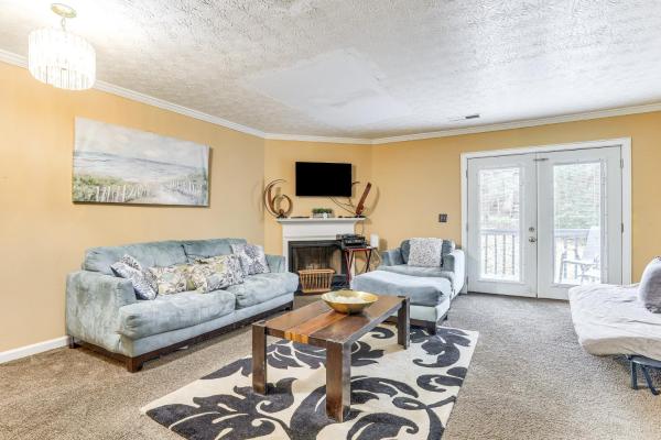 8 Mi To Stone Mountain: Quiet Getaway W/ Deck - Stone Mountain, GA