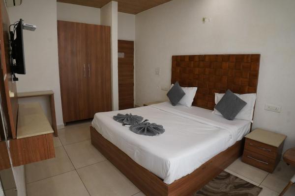 Hotel Sharrytel - Zirakpur