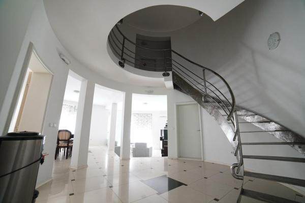The White House Zr - Zrenjanin