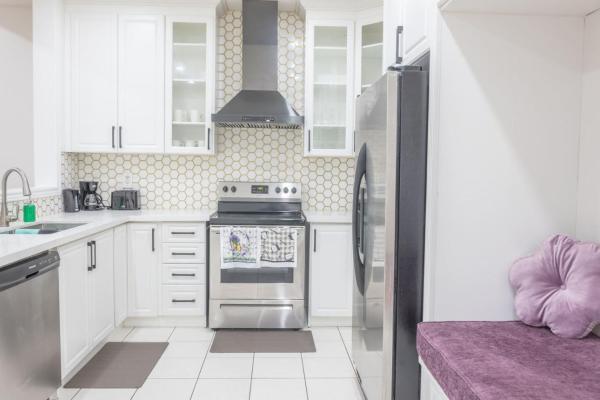 Beautiful Home By Toronto In Central Location - Brampton