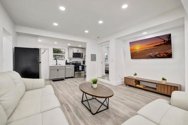 Banyan St 2br 1ba Off Las Olas- Steps To Beach Unit 4 - Fort Lauderdale, FL