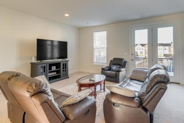 Balcony And Pool Access Modern Gainesville Home - Gainesville, VA
