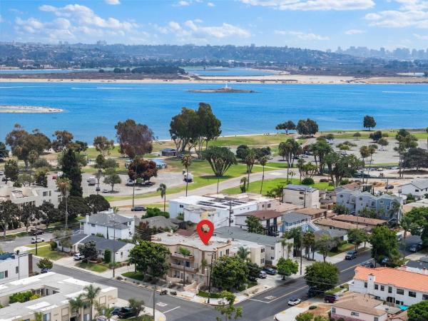 Townhouse 1 Block From Bay With Yard & Parking - San Diego, CA