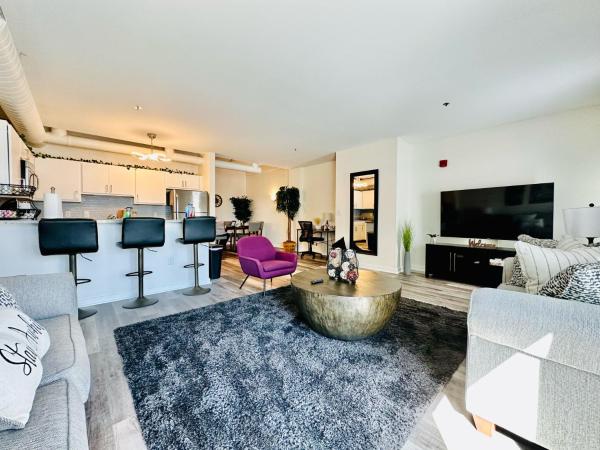 Downtown 2br Penthouse Suite With Balcony And Direct Skybridge Access - Mars Hill, IN