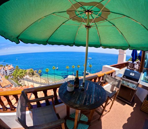 Oceanview Condo W Balcony Seating & Hot Tub - Avalon, CA