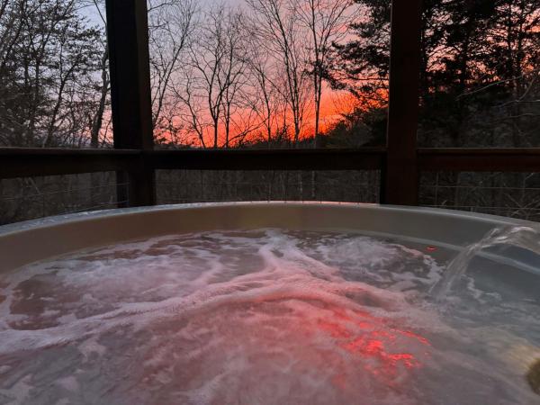 Smoky Mtn Cabin New Deck Bunks Hot Tub Game Room - Tennessee