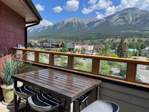 Mountain Vista Escape Downtown - Canmore