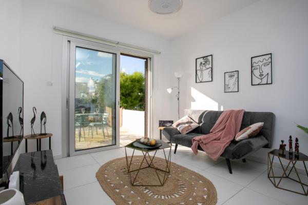 Eden-perfect Location, Sea View, Stylish Apartment - Paphos