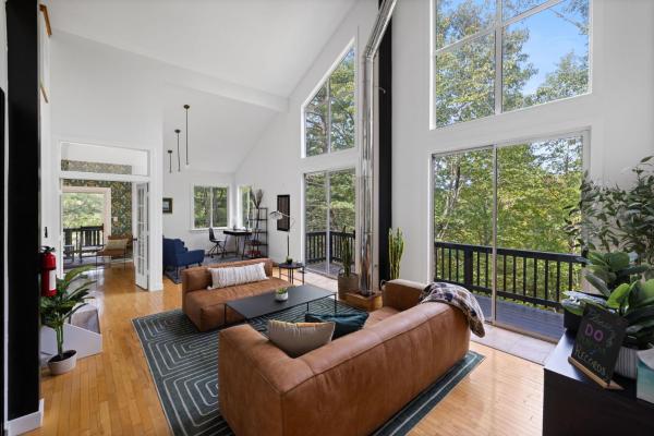 Modern Cabin On 26 Acres,hot Tub,fire Pit,gameroom - Berkeley Springs, WV