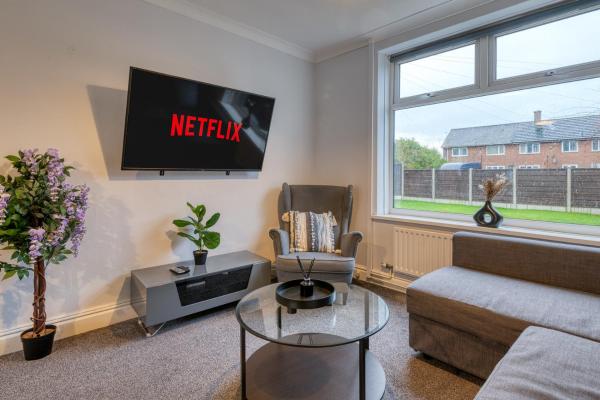 Stylish 3 Bedroom House - Garden - Parking - Pet Friendly - Altrincham