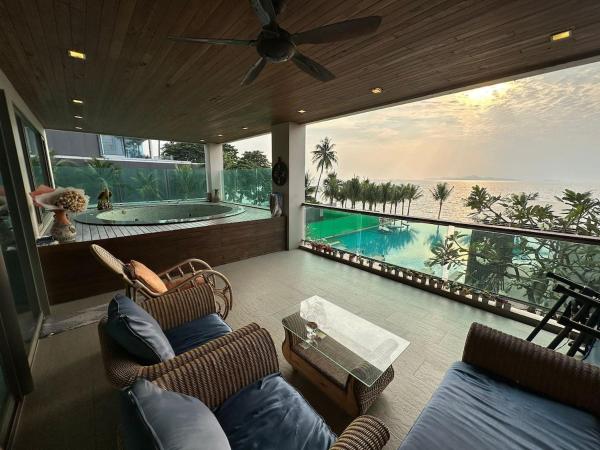Luxury Beachfront Condo With Ocean Views - Pattaya City