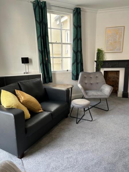 Stunning 2 Bedroom Apartment In Cheltenham! - Cheltenham