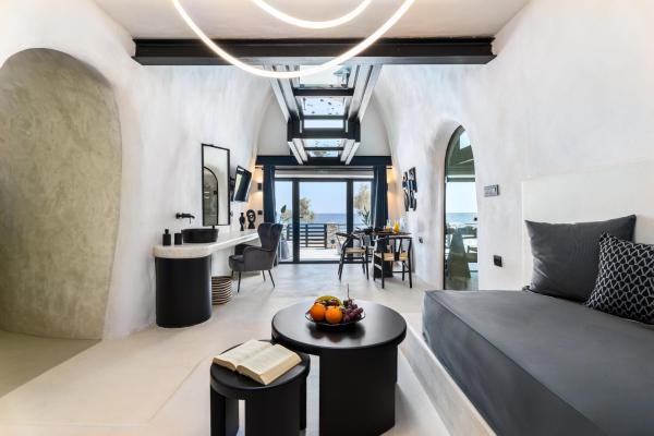 Neoma Luxury Suites - Santorini
