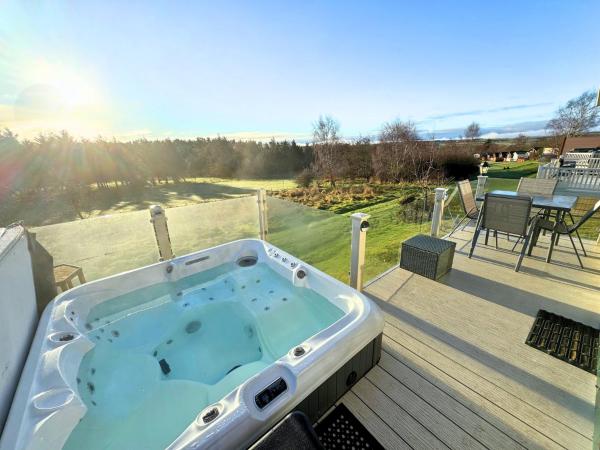 Hot Tub Lodge With Panoramic Views & Free Golf - Rothbury