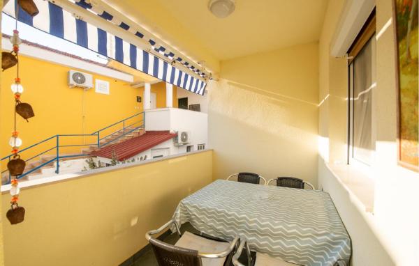 2 Bedroom Nice Apartment In Petrcane - Nin